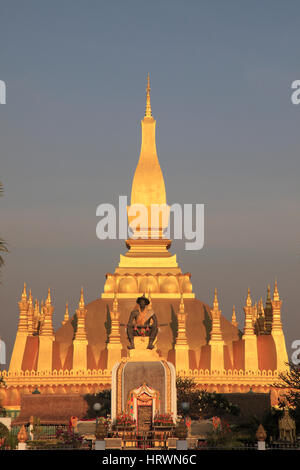 Statue of King Setthathirath at Pha That Luang Stock Photo - Alamy
