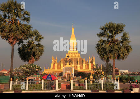 Statue of King Setthathirath at Pha That Luang Stock Photo - Alamy