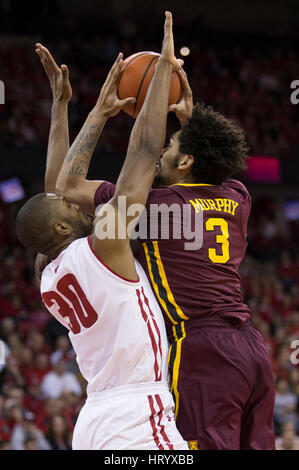 Minnesota Gophers forward Jordan Murphy (3) defends against Iowa ...
