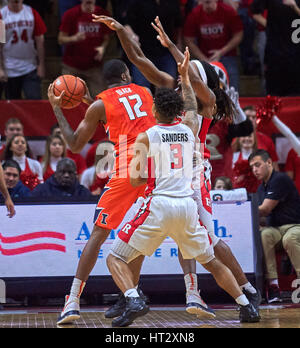 Illinois's forward Leron Black (12) grabs a rebound in the second half ...