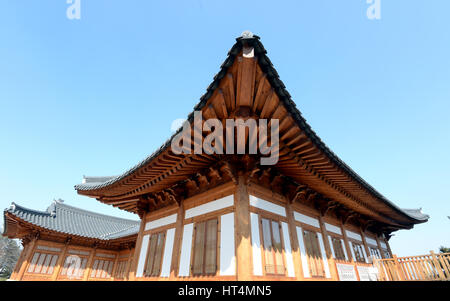 Traditional korean architecture roof eave Stock Photo - Alamy