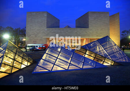 WASHINGTON, DC, USA - Glass pyramid in front of L'Enfant Plaza Hotel ...