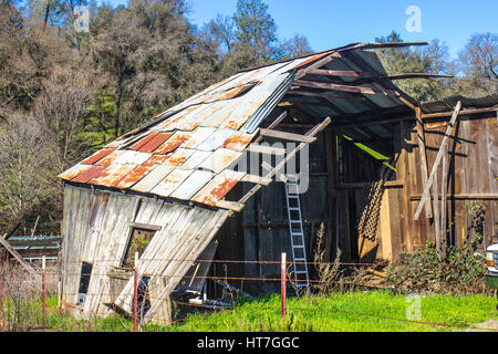 Barn falling down Stock Photo - Alamy