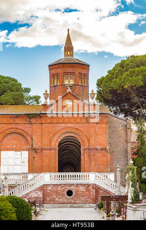 Italian renaissance palace with red bricks Stock Photo - Alamy