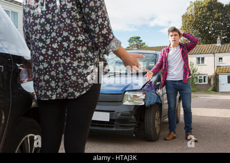 Two Drivers Arguing Over Damage To Cars After Accident Stock Photo - Alamy