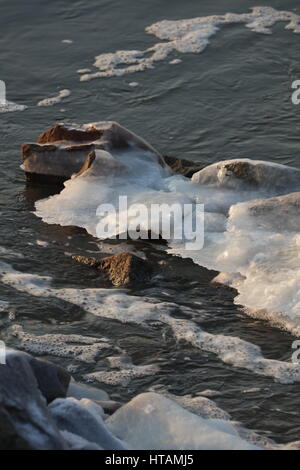 Vereister Fluß im Winter Stock Photo - Alamy
