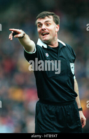 GARY WILLARD PREMIER LEAGUE REFEREE 09 November 1998 Stock Photo - Alamy