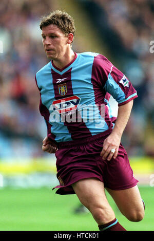 ALAN THOMPSON ASTON VILLA FC 15 August 1998 Stock Photo - Alamy