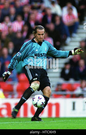 IAN WALKER TOTTENHAM HOTSPUR FC 17 April 1999 Stock Photo - Alamy