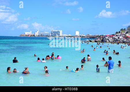 local people on beach cancun mexico Stock Photo: 135531793 - Alamy