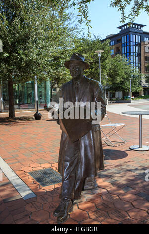 Johnny Mercer statue in Savannah, Georgia Stock Photo - Alamy