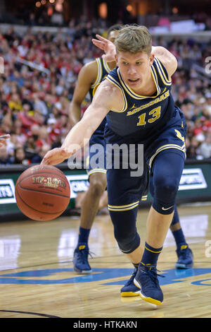 Michigan forward Moritz Wagner (13) drives to the basket over Oregon ...