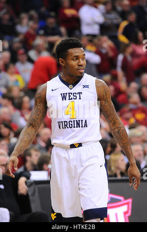 West Virginia guard Daxter Miles Jr. (4) goes up for a shot in front of ...