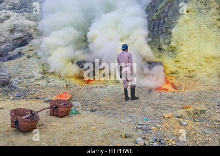 Sulphur worker mining sulphur at the bottom of the crater, Kawah Ijen ...