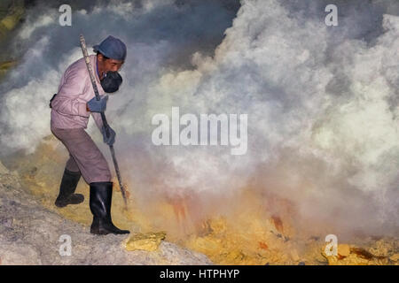 Sulphur worker mining sulphur at the bottom of the crater, Kawah Ijen ...