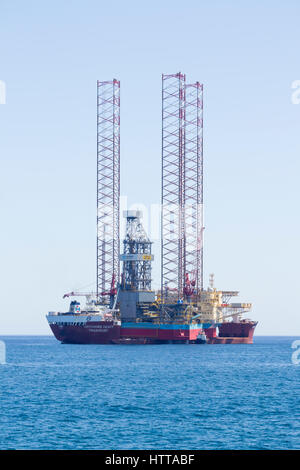 Ship designed for carrying heavy loads in the offshore industry ...