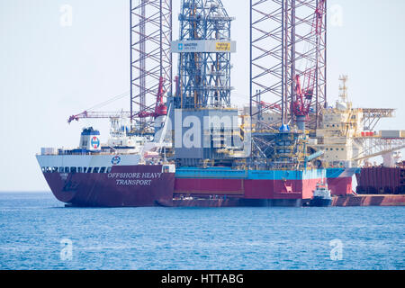 Ship designed for carrying heavy loads in the offshore industry ...