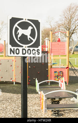 no dogs sign in childrens play area Stock Photo - Alamy