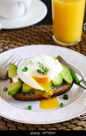 Avocado toast with poached egg Stock Photo - Alamy