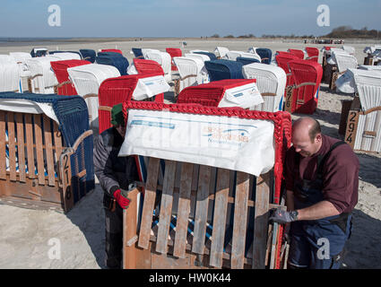 Bensersiel, Germany. 16th Mar, 2017. Employees of the beach ...