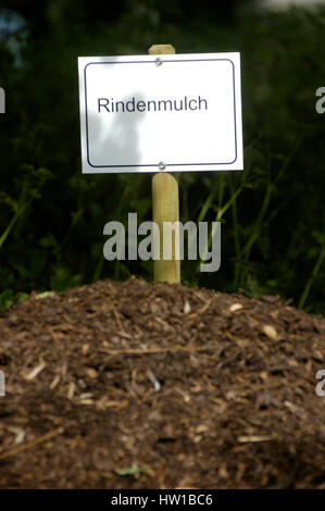 Rindenmulch - Bark Mulch Stock Photo - Alamy