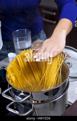 Spaghetti Nudeln Pasta kochen: Topf mit Wasser Stock Photo - Alamy