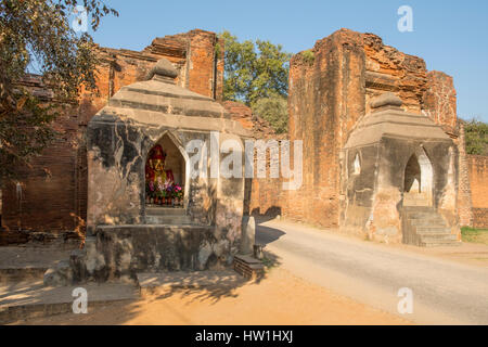 The Tharabha Gate, the City Gate of Old Bagan Stock Photo - Alamy