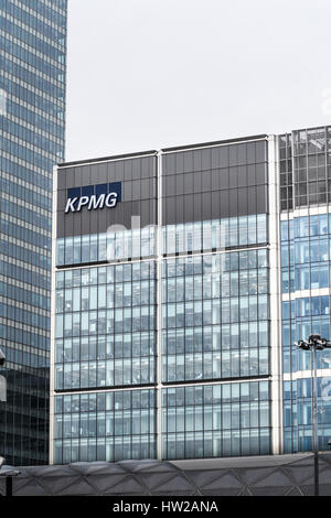 KPMG building at Canary Wharf, one of London's two financial districts ...