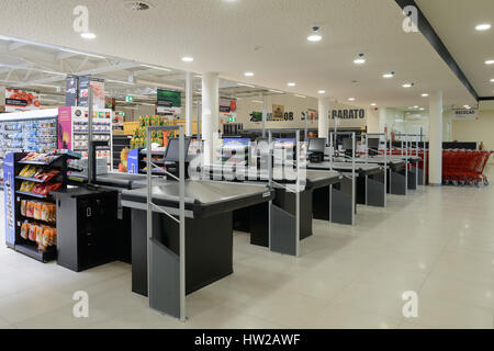 Supermarket checkout counters Stock Photo: 10700197 - Alamy