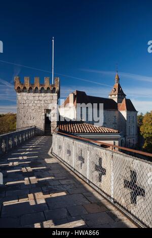France, Lot, Rocamadour, chateau ramparts Stock Photo - Alamy
