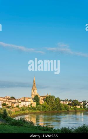 France, Gironde, Langon, the banks of Garonne river, pillar of the old ...