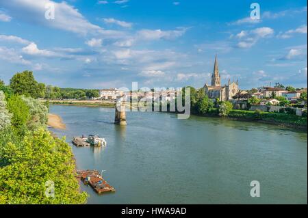 France, Gironde, Langon, the banks of Garonne river, pillar of the old ...