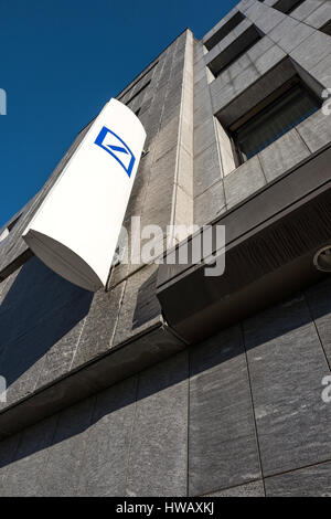 Facade with sign and Logo Deutsche Bank Stock Photo - Alamy