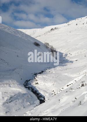 Winter snow on Grindsbrook Clough on the southern edge of Kinder Scout ...