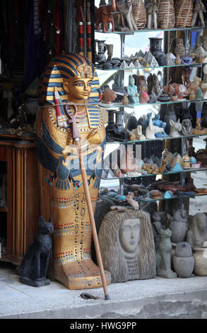 Egyptian souvenirs and gifts at the street market Stock Photo - Alamy