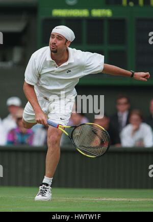 ANDRE AGASSI WIMBLEDON 05 July 1995 Stock Photo - Alamy