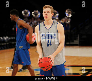Florida guard Canyon Barry (24) shoots next to Auburn forward Anfernee ...
