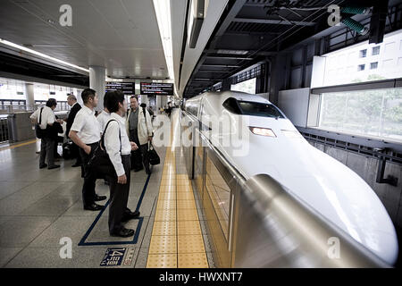 Passengers waiting in line, Shinkansen train station, Tokyo, Japan Stock Photo - Alamy