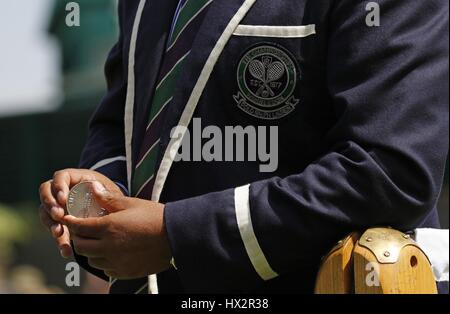 REFEREE AWAITS TO DO COIN TOSS THE WIMBLEDON CHAMPIONSHIPS 20 THE ALL ...