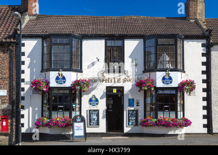 White Swan village pub, Stokesley, Yorkshire, England, UK Stock Photo ...
