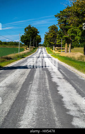 Straight paved two-lane road leading into the distance, Route 62 in ...