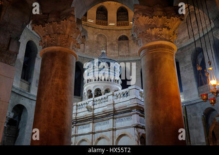 edicule inside the church of holy sepulchre jerusalem Stock Photo - Alamy