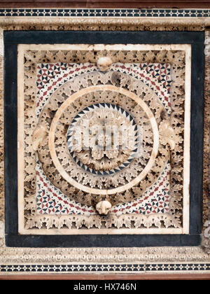 Detail of the Pisa Baptistery of St. John Stock Photo - Alamy