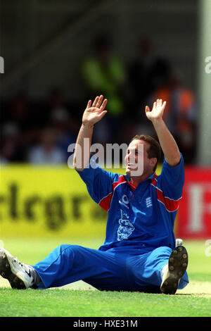 MARK EALHAM ENGLAND & KENT CCC 16 June 1998 Stock Photo - Alamy