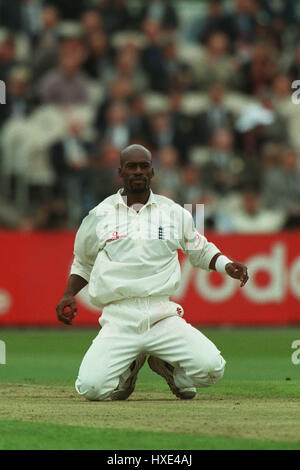 CHRIS LEWIS ENGLAND & LEICESTERSHIRE CCC 23 May 1993 Stock Photo - Alamy