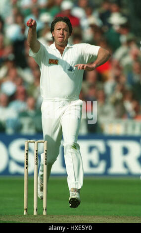 DEREK PRINGLE ENGLAND & ESSEX CCC 23 May 1993 Stock Photo - Alamy