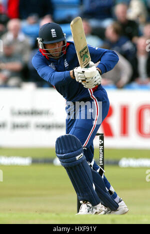 RONNIE IRANI ENGLAND & ESSEX CCC HEADINGLEY LEEDS ENGLAND 02 July 2002 ...
