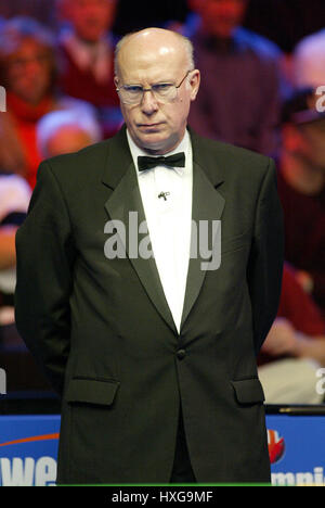 COLIN BRINDED SNOOKER REFEREE BARBICAN CENTRE YORK ENGLAND 09 December ...
