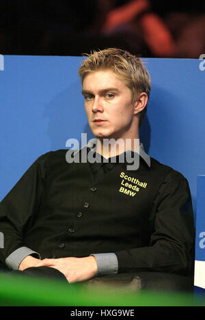 PAUL HUNTER ENGLAND BARBICAN CENTRE YORK 11 December 2001 Stock Photo ...