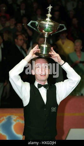 EMBASSY SNOOKER TROPHY EMBASSY WORLD SNOOKER 05 May 1998 Stock Photo ...